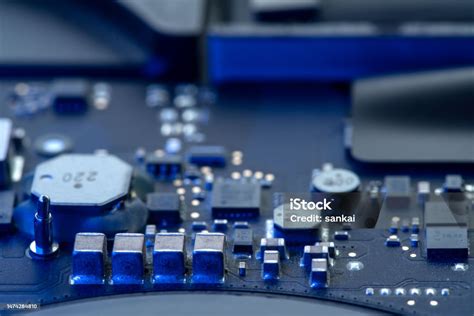 컴퓨터 회로 기판 마이크로칩 및 부드러운 파란색 네온 조명이 있는 기타 요소의 클로즈업 0명에 대한 스톡 사진 및 기타 이미지 0명 Cpu 개념 Istock