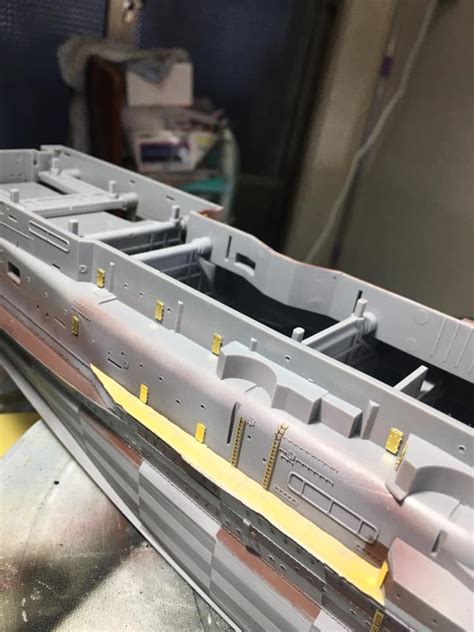 詹波的船艦模型俱樂部 【製作誌】1 350日本帝國海軍航空母艦 赤城 慢慢貼兩舷細節，水密門、立體爬梯。