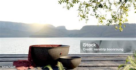 나무 접시에 빈 그릇 빈 컵과 접시가 있는 나무 테이블의 파노라마 샷 흐린 날의 하늘과 자연 배경의 산 풍경 배경 낮 3d 그림