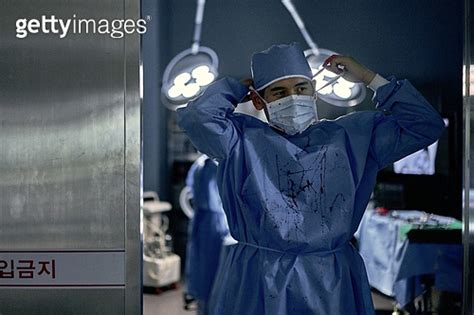 의사 의료계종사자 전문직 외과의사 의사 수술 치료 의학 과학 병원 의료시설 의료직 의료계종사자 수술마스크 마스크 성취 이미지