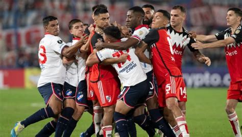 Lluvia de polémicas en Nacional River patadas alborotos golpes y ningún expulsado
