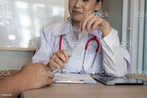 의사는 의료 사무실에서 환자에 게 약을 표시 합니다 의사는 사람에 게 마약을 설명 하 고 건강 관리 치료 개념 건강관리와 의술에