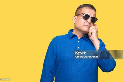 중세 아랍 사람 손으로 턱 질문 잠겨있는 표현에 대 한 생각에 고립 된 배경 위에 선글라스를 착용 사려깊은 얼굴 미소 의심 개념입니다 남자에 대한 스톡 사진 및 기타 이미지