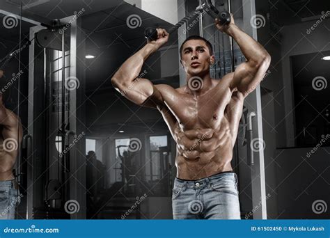 Uomo Muscolare Sexy Che Risolve Nella Palestra Addominale A Forma Di