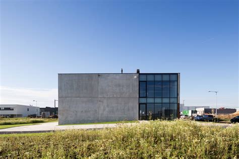 Bâtiment industriel béton et bois par RG architectes Provera