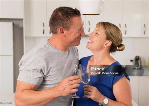 젊은 아름 다운 부부 30 대 또는 40 대 또는 축 하 함께 기념일 발렌타인 샴페인 또는 와인에 토스트와 함께 하는 사랑에 홈
