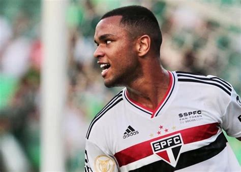 Polivalente Destaque em Cotia Juan joga fora de posição no São