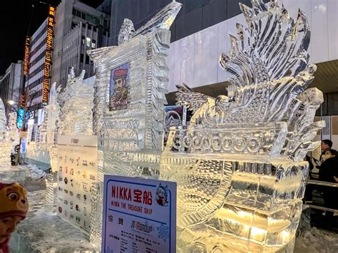 札幌 さっぽろ雪まつり すすきの会場と時計台