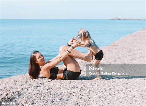 젊은 적합 여자 엄마 와 작은 귀여운 소녀 운동 에 비치 운동 건강 한 라이프 스타일 스포츠 가족 2명에 대한 스톡 사진 및