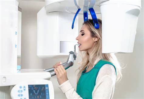 현대 치과 진료소에서 치아와 턱의 컴퓨터 3d 단층 촬영 준비 된 젊은 여성 치아 건강에 대한 스톡 사진 및 기타 이미지 치아 건강 혁신 개념 3차원 형태 Istock