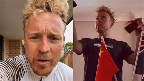 “我是小红书本地人！”先前入驻小红书的外国友人否认自己是tiktok难民，熟练展示中国传统技艺快板凤凰网视频凤凰网