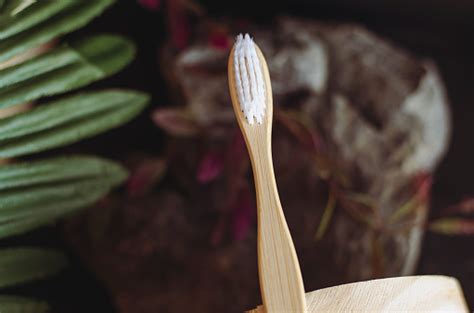 욕실 수건과 흰색 배경에 빨간색 리본이있는 환경 친화적 인 대나무 칫솔 욕실 액세서리 개인 위생 치과 및 구강 관리 제로 폐기물 개념 대나무 벼과에 대한 스톡 사진 및 기타