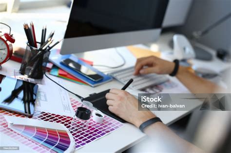 테스트 인쇄 용지 페이지 색상 테스트 디자인 팬 테일 및 돋보기 가리기에 대한 스톡 사진 및 기타 이미지 가리기 개념