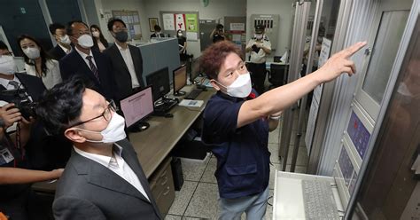 R형 복합식 수신기 살펴보는 박범계 장관