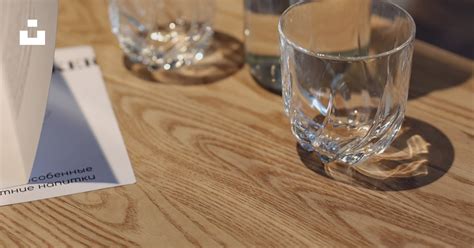 유리 병과 테이블 위의 유리 사진 Unsplash의 무료 레모네이드 이미지