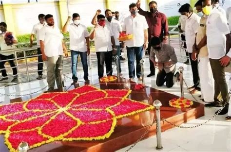 கருணாநிதி நினைவிடத்தில் மரியாதை செலுத்தி பிரச்சாரத்தை தொடங்கினார் உதயநிதி