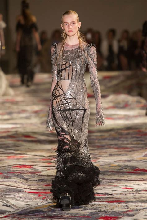 Défilé Alexander McQueen Printemps été 2017 Prêt à porter