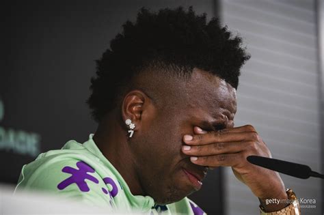 축구하기 싫어진다 비니시우스 인종차별에 눈물 펑펑｜스포츠동아