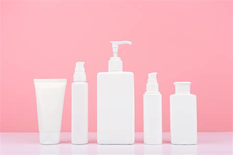 밝은 분홍색 배경에 흰색 테이블에 피부와 바디 케어를위한 화장품 세트 0명에 대한 스톡 사진 및 기타 이미지 0명 각질제거