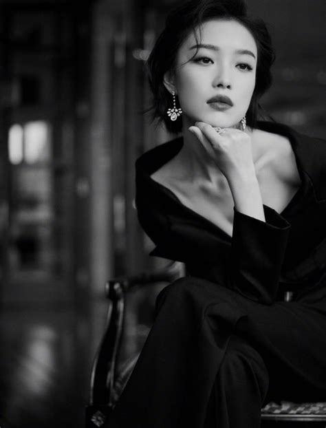 工作室晒倪妮最新黑白大片 穿露肩西装大气又不失妩媚 眼界，放眼世界