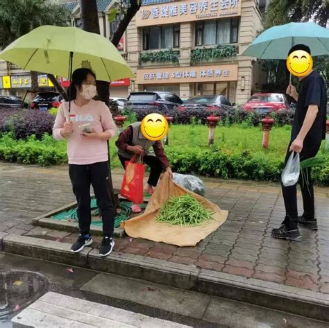 8旬老奶无聊“练摊” 城管“家访式”执法获赞老人老太春风路