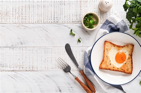 가벼운 흰색 나무 배경에 토스트와 마이크로 그린과 심장 모양의 계란 아침 식사 테이블 상단 발렌타인 데이 아침 식사 맨 위 보기입니다 모의 0명에 대한 스톡 사진 및 기타