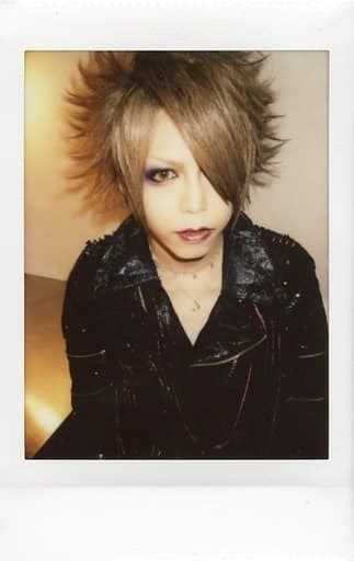 駿河屋 Screwジンバストアップ・衣装黒・両手下・口閉じ生チェキ（男性生写真）