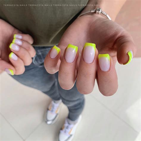 Неоновый френч Короткие гелевые ногти Ногти Модные ногти