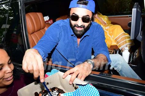Ranbir Kapoor And Alia Bhatt Snapped Outside His Residenc Fans