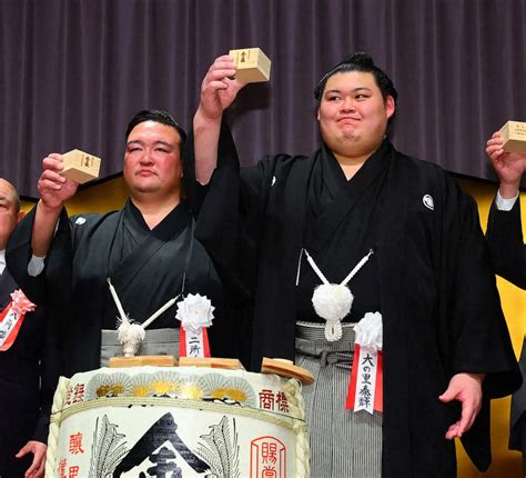 ＜大の里大関昇進披露宴＞乾杯する二所ノ関親方（左）と大の里 スポニチ Sponichi Annex スポーツ