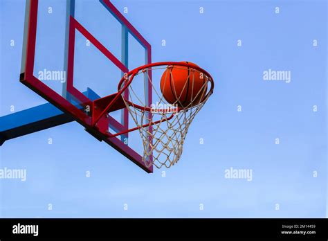 Un Baloncesto En Una Canasta En Una Cancha De Baloncesto Al Aire Libre