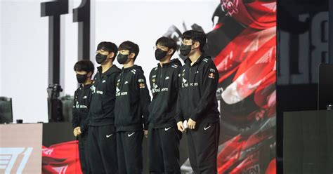 롤드컵 불을 뿜는 제우스의 술통t1 Edg 격파하고 조 1위로 8강