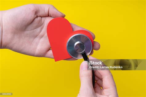 손바닥에 빨간 심장과 노란색 배경에 의사의 손에 청진기 Charitable Foundation에 대한 스톡 사진 및 기타 이미지