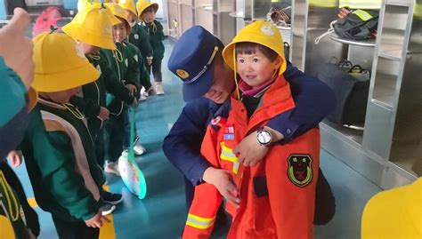 项城市消防救援大队联合第八幼儿园组织学生参观学习消防知识灭火意识自救