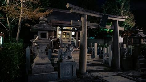 Portão De Pedra Torii E Pequeno Altar Xintoísta No Santuário De Yasaka