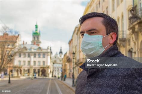 Lviv 우크라이나 2020년 3월 22일 아름다운 젊은 유럽 여성이 유럽 우크라이나 코로나바이러스의 판데미아 동안 일회용 보호