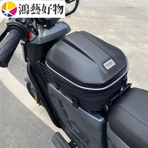 特價】機車邊包 機車後包 車包 機車側邊包 機車硬殼後座包尾包騎士包頭盔包機車雙肩背包防水踏板小牛車包~鴻藝車品 Yahoo奇摩拍賣