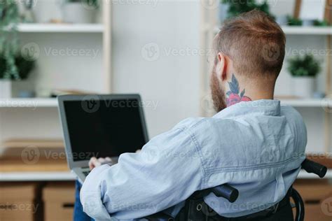 Un Hombre En Un Silla De Ruedas Persona De Libre Dedicación Trabajos A