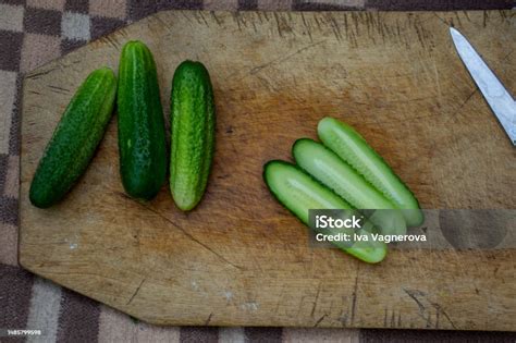 보존을 위해 준비된 조각으로 자른 나무 쟁반에 깨끗이 씻은 녹색 오이 요리를위한 맛있고 건강한 생활 습관 재료 오이에 대한 스톡