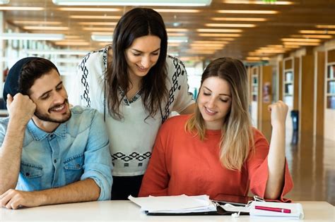 Una Joven Pareja Sentada En La Mesa Foto Premium