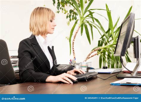 Женщина работая с компьютером Стоковое Изображение изображение