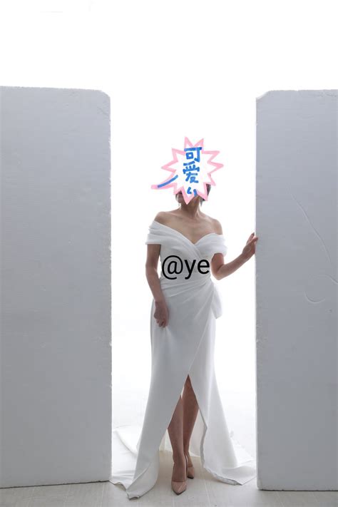 Ye On Twitter 说实话，我妈是属于比较苗条型的熟女，胸不算大，但是除了苗条的美腿，薄薄的香肩，清晰可见的锁骨也是非常令我着迷的点