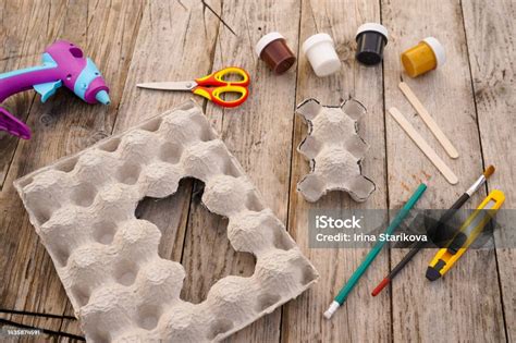 단계별 Diy 프로세스 3 단계 계란 골판지 상자에서 테디 베어 입상을 잘라냅니다 창의력 제작 폐기물 제로 개념 공예에 대한 스톡 사진 및 기타 이미지 Istock