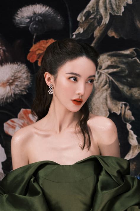 金晨嘴巴咋歪的啊是天生的吗 金晨整容对比前后图片曝光168看看网