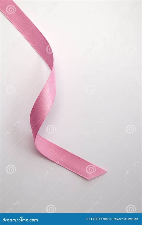 Fita Rosa Encaracolada Isolada Em Branco Imagem De Stock Imagem De