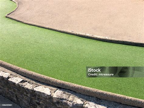 슬로프의 이미지 및 미니 어크레이지 미친 골프 코스 미니 골프 퍼팅 그린의 실행 가파른에 대한 스톡 사진 및 기타 이미지 가파른 골프 골프장 Istock
