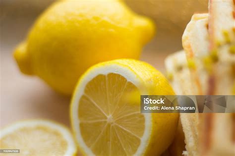 비엔나 웨이퍼 더미와 얇게 썬 레몬 나무 보드에 레몬 슬라이스 과일은 다진 새 콤 레몬 0명에 대한 스톡 사진 및 기타 이미지 Istock