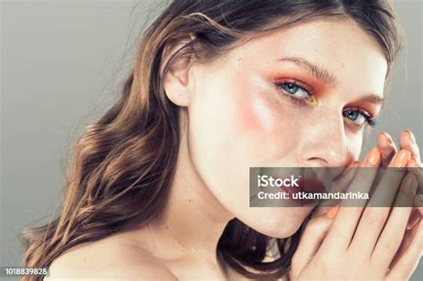 화려한 메이크업 여자 얼굴 아름 다운 갈색 머리 여름 메이크업 뷰티 패션 여자 모델 핑크 입술 가루로 빻은에 대한 스톡 사진 및 기타 이미지 Istock