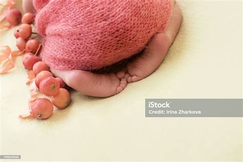 신생아의 발 엄마와 아빠의 손에 발가락 아이의 손과 손톱 비늘 투성이 피부 사과 가족에 대한 스톡 사진 및 기타 이미지 가족
