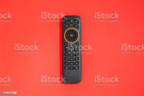 빨간색 배경에 버튼이있는 원격 제어 스마트 Tv 개념 홈 엔터테인먼트 Brand Name Video Game에 대한 스톡 사진